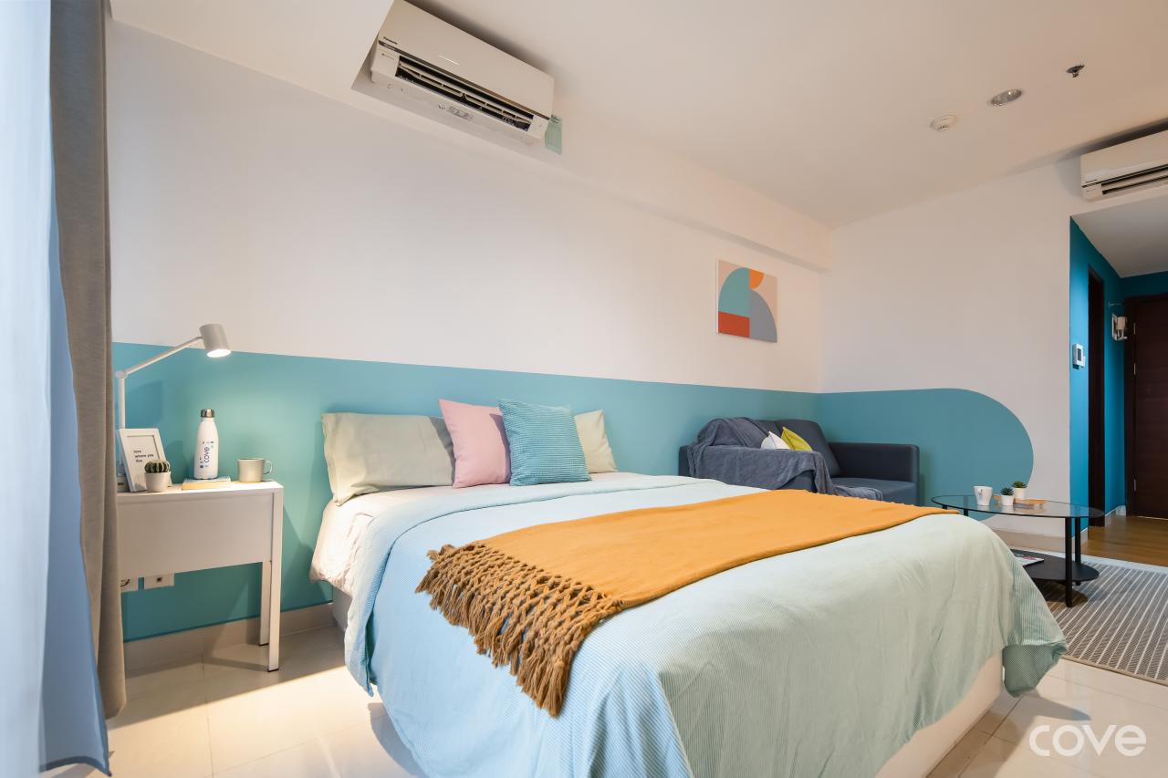 Kamar Studio dengan Ruang Tamu dan Balkon Cove 74 @ Cove West Vista – Cove