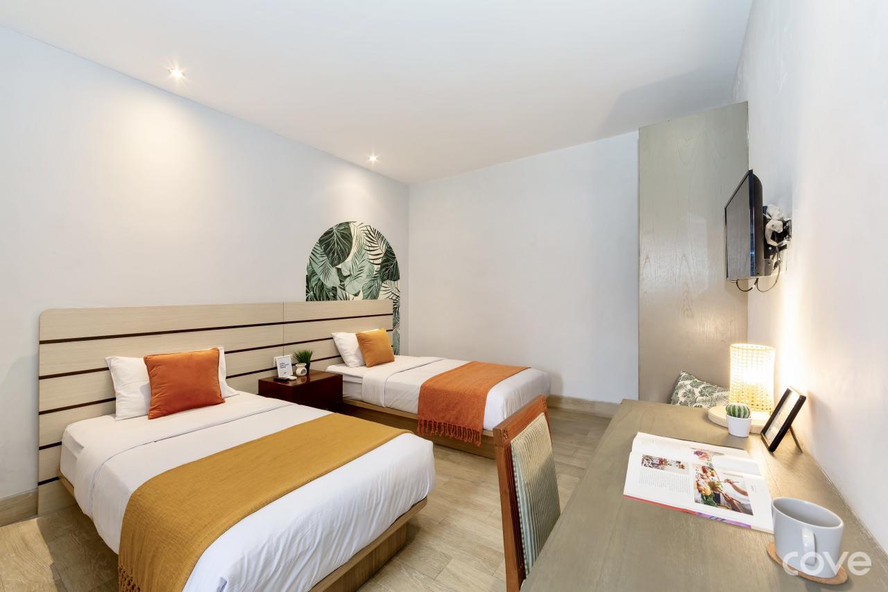 Kamar Deluxe dengan Kasur Twin dan Jendela Luar Cove 103 @ Cove Matahari Senja – Cove