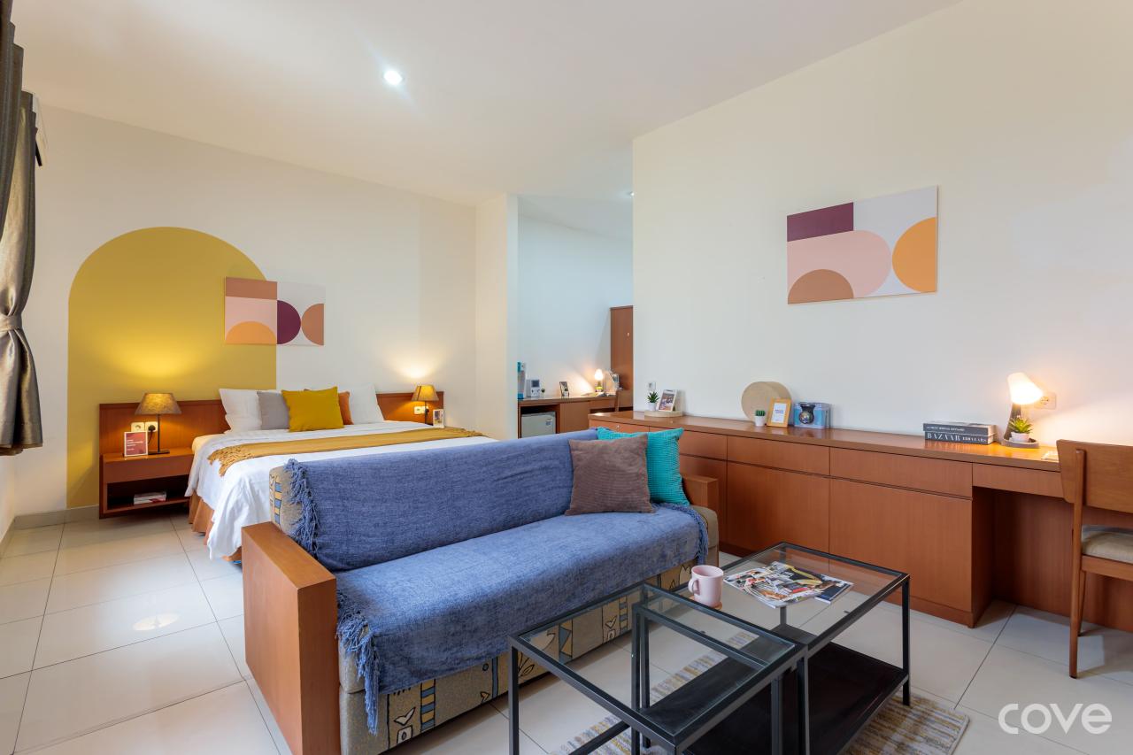 Kamar Premium dengan Ruang Tamu Cove 108 @ Cove Alps – Cove