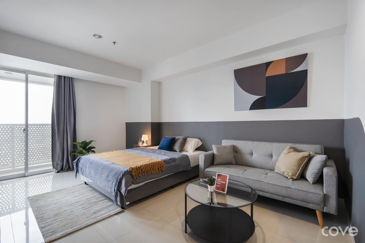 Kamar Studio Plus dengan Ruang Tamu dan Balkon Cove 74 @ Cove West ...
